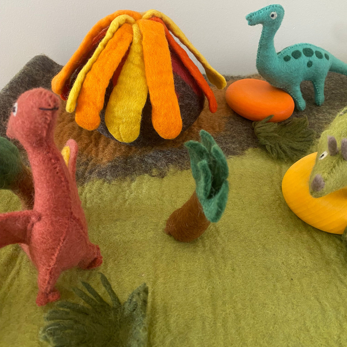 Dinosaur Small World Play ELC Pack – Play to Learn